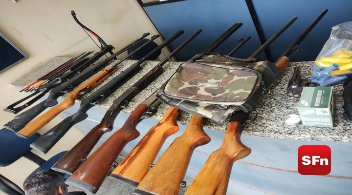 PM apreende várias armas, munições, flechas e outros materiais em ...
